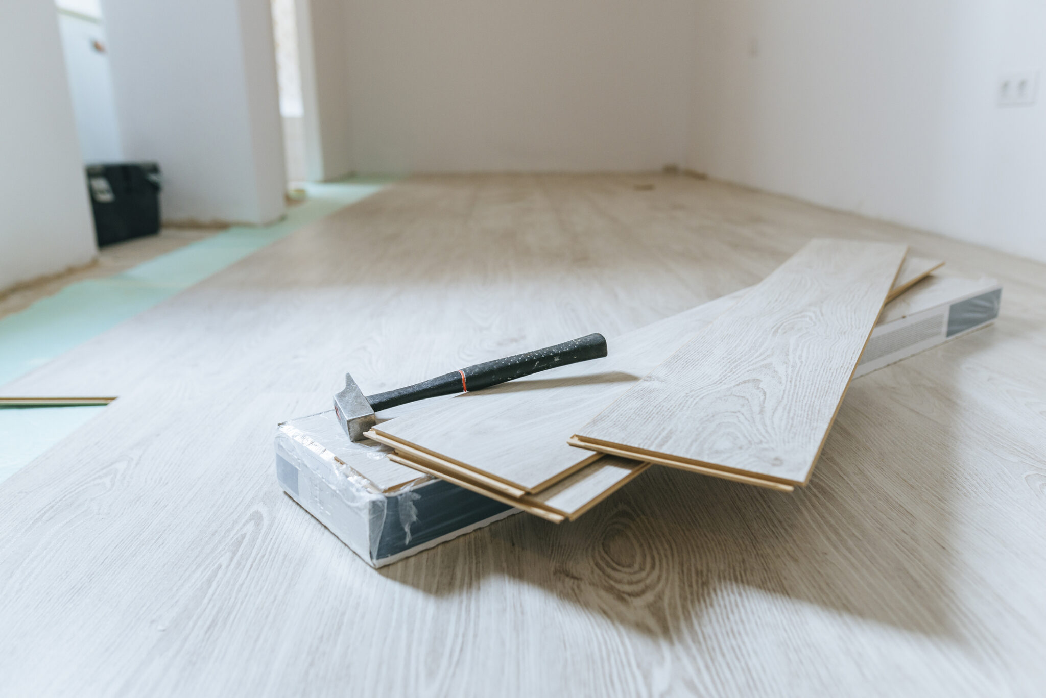 How To Fix Laminate Flooring That Is Separating: DIY Guide - Laminate ...